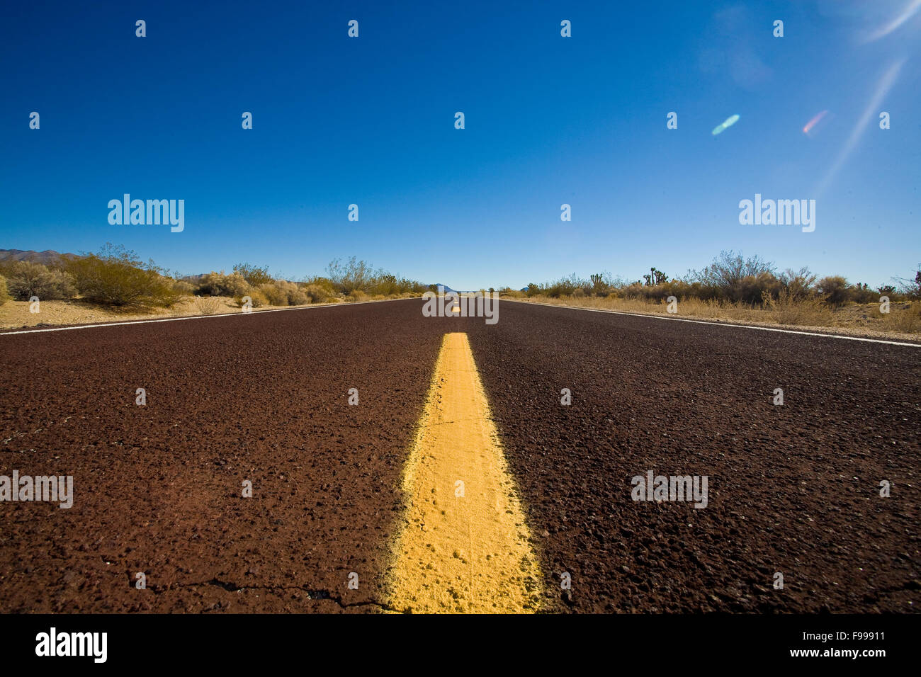 Road divider line hi-res stock photography and images - Alamy