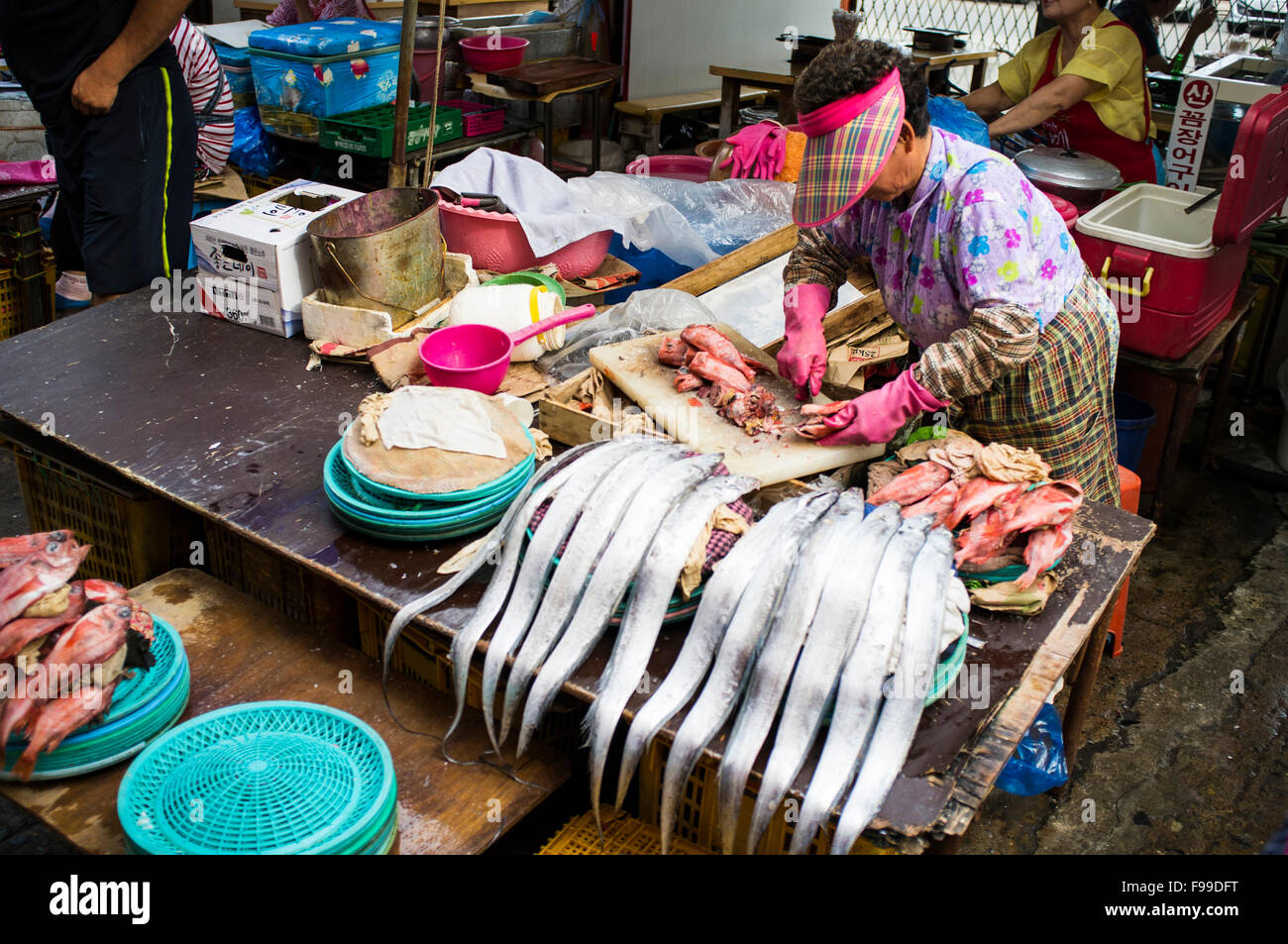 Fish layed out in fishmarket in Namhae, South Korea Stock Photo - Alamy
