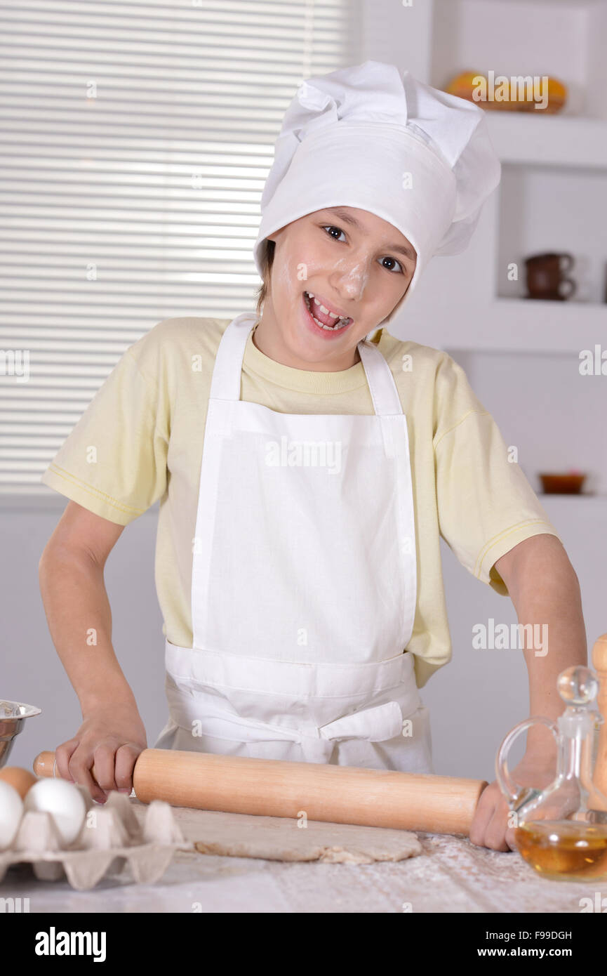 teenage boy chef cooking Stock Photo - Alamy