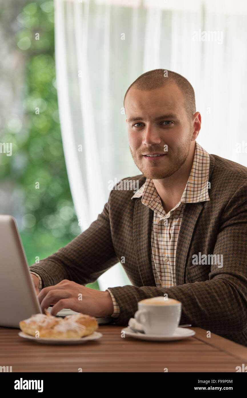 Business laptop cafe hi-res stock photography and images - Alamy