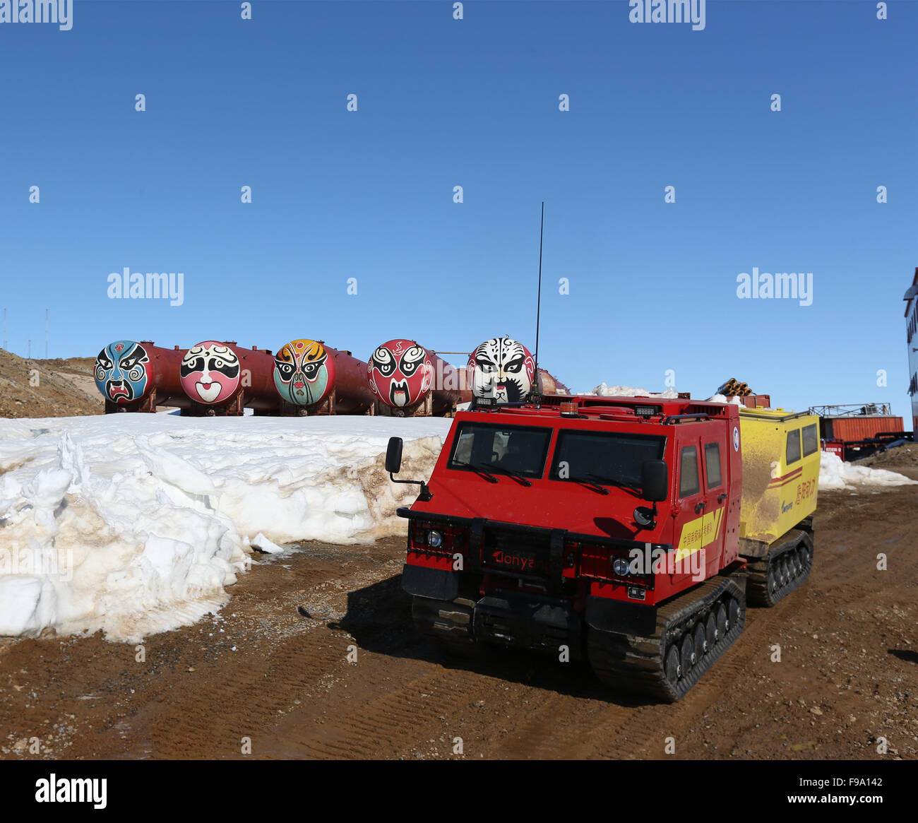 Amphibious antarctic vehicle hi-res stock photography and images - Alamy