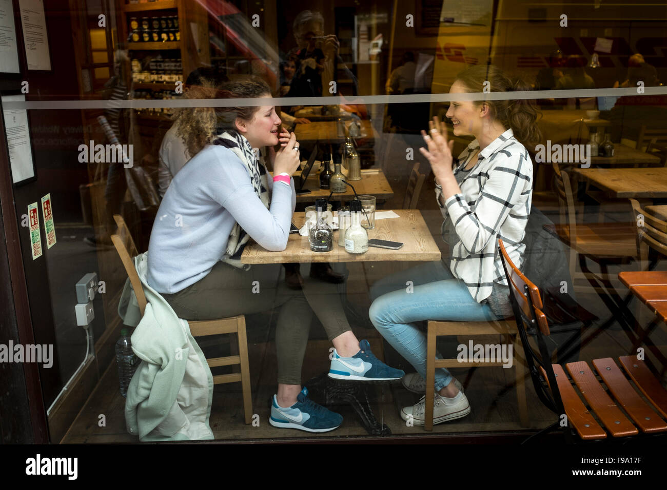 Friends cafe uk hi-res stock photography and images - Alamy