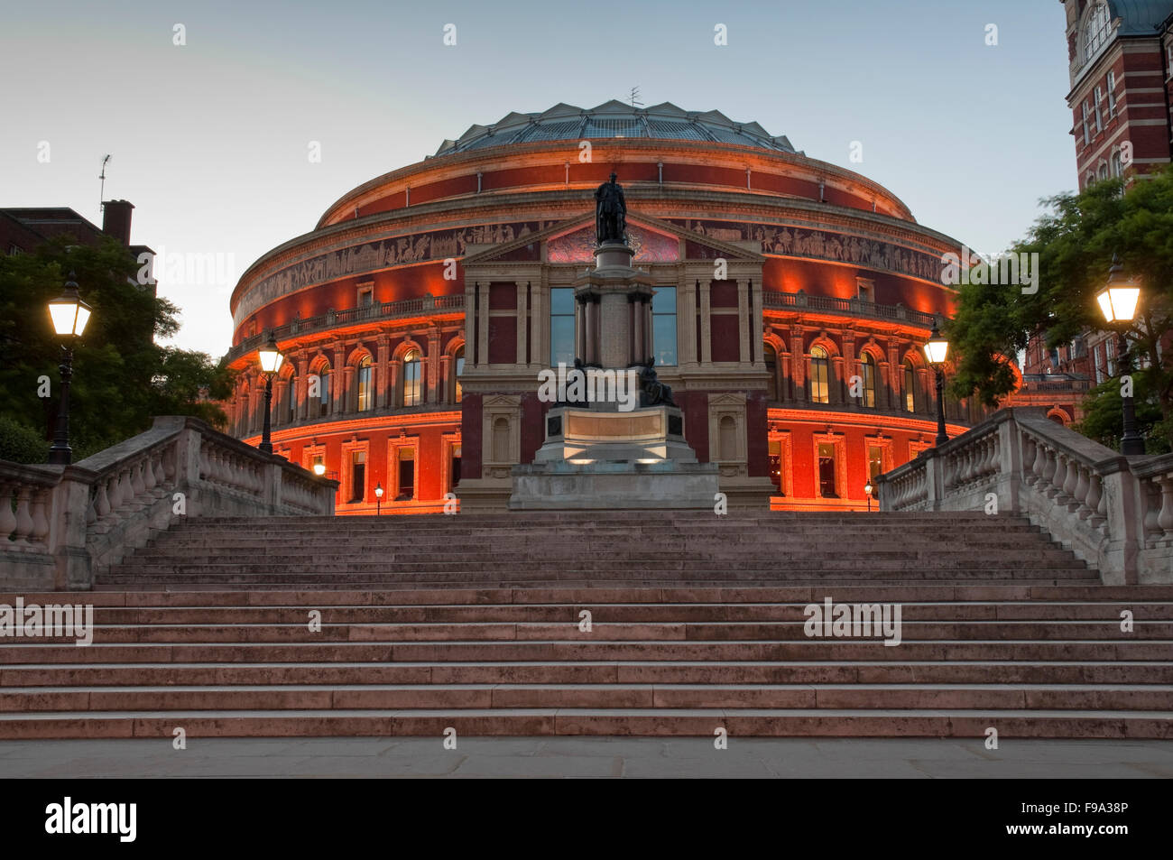 Statue outside royal albert hall hi-res stock photography and images ...