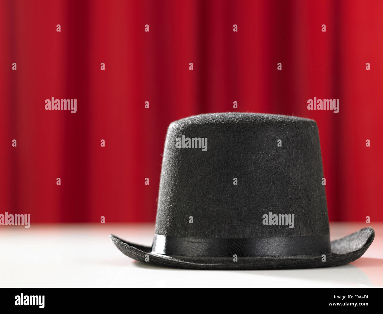 magician top hat in front og red curtain Stock Photo - Alamy