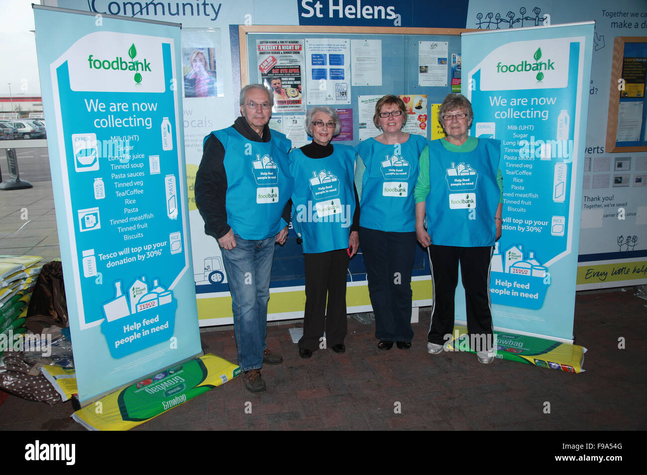 Charity workers helping out hi-res stock photography and images - Alamy