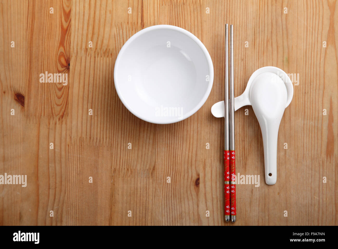 empty chinese rice bowl with spoon and chopsticks Stock Photo - Alamy