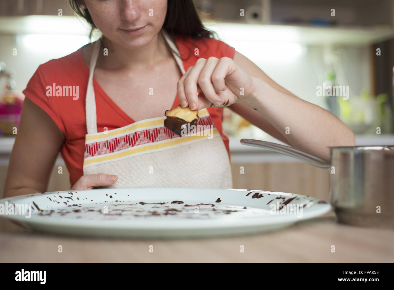Woman is making christmas cakes in the kitchen Stock Photo - Alamy