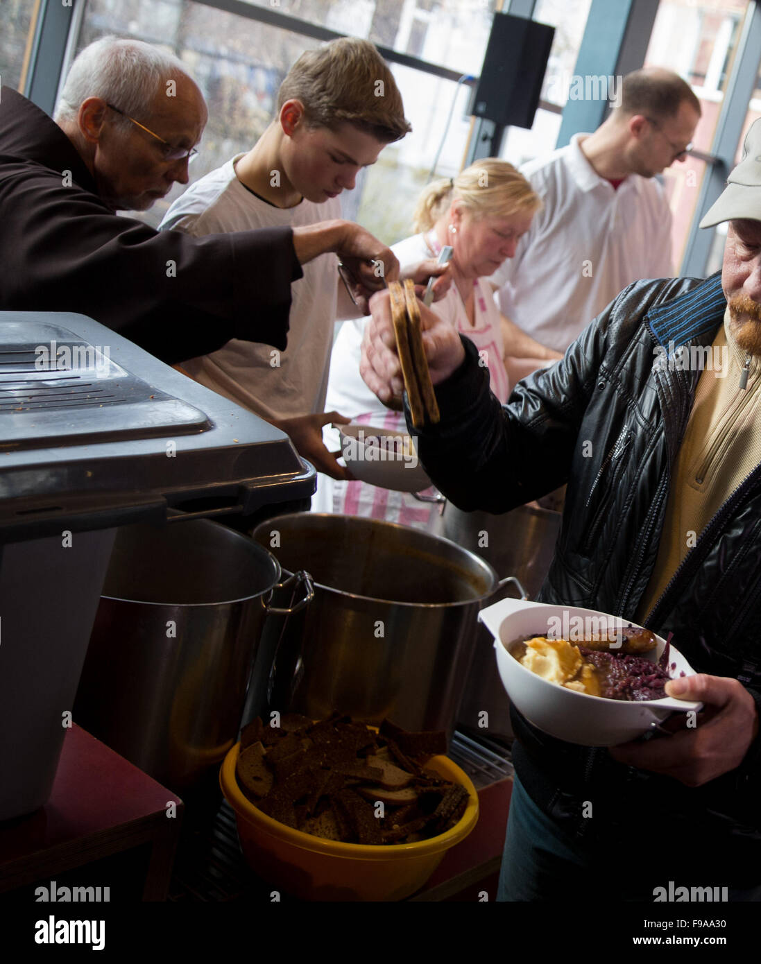 Berlin-Pankow, Germany. 15th Dec, 2015. Visitors at the food dispensary ...