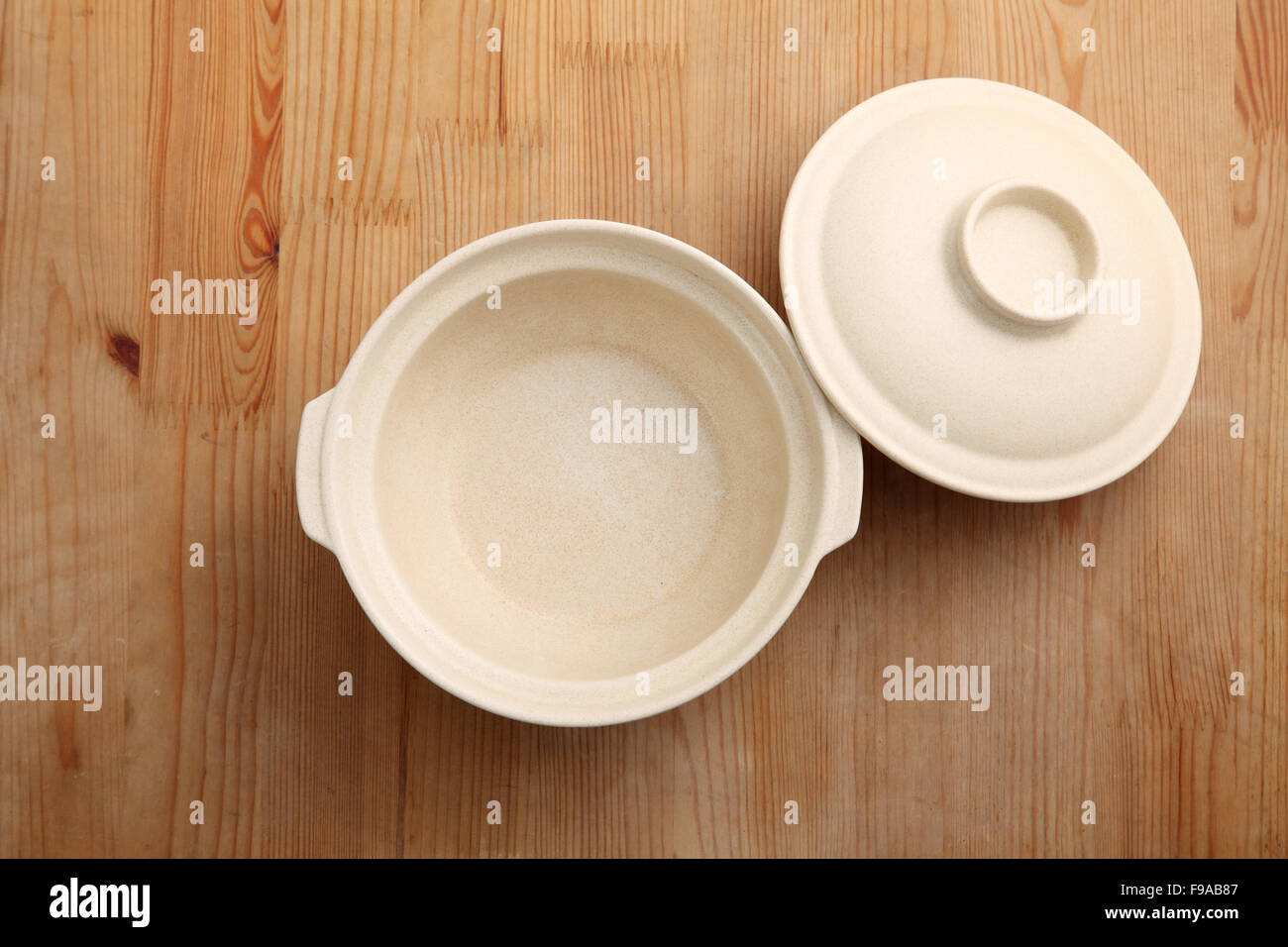 chinese empty clay pot on the wooden background Stock Photo - Alamy