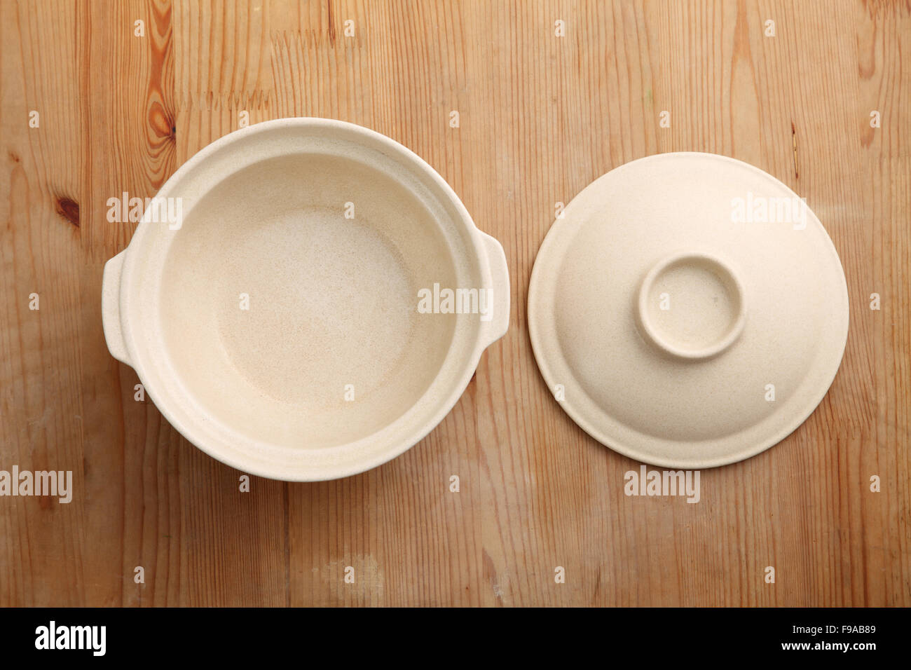 chinese empty clay pot on the wooden background Stock Photo - Alamy