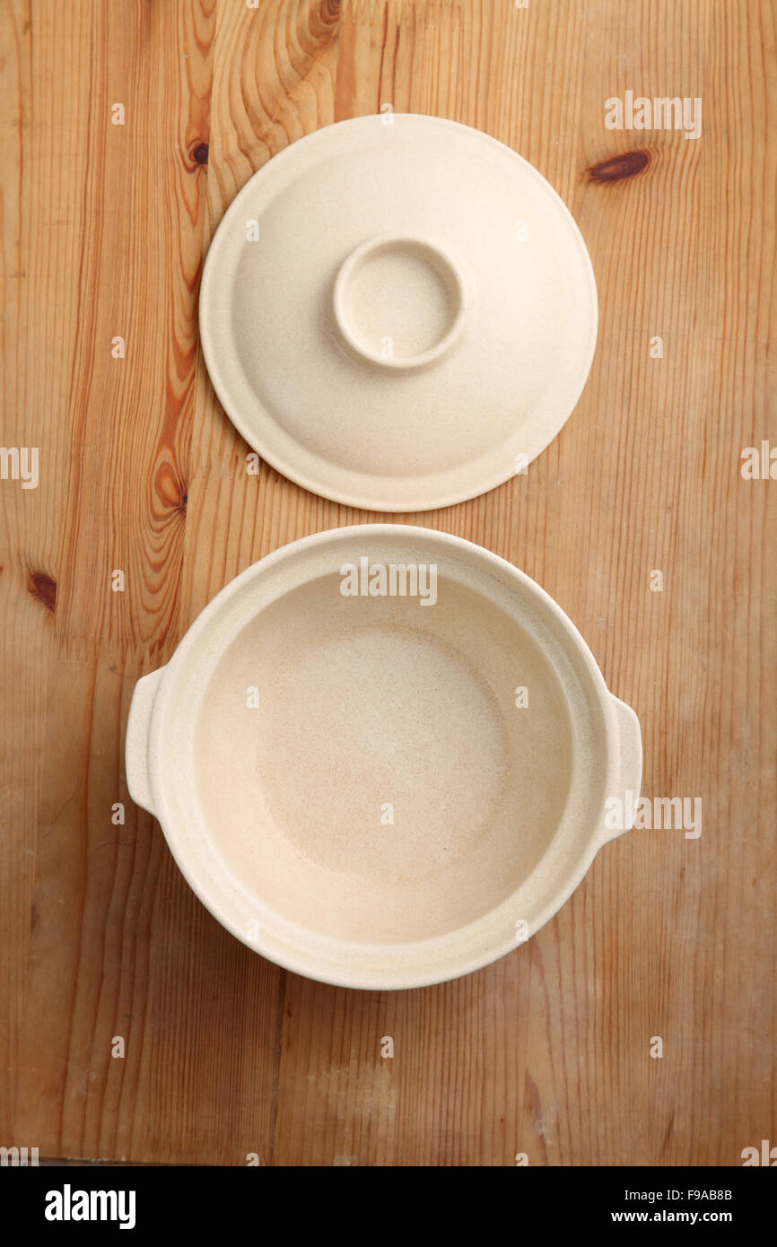 chinese empty clay pot on the wooden background Stock Photo - Alamy