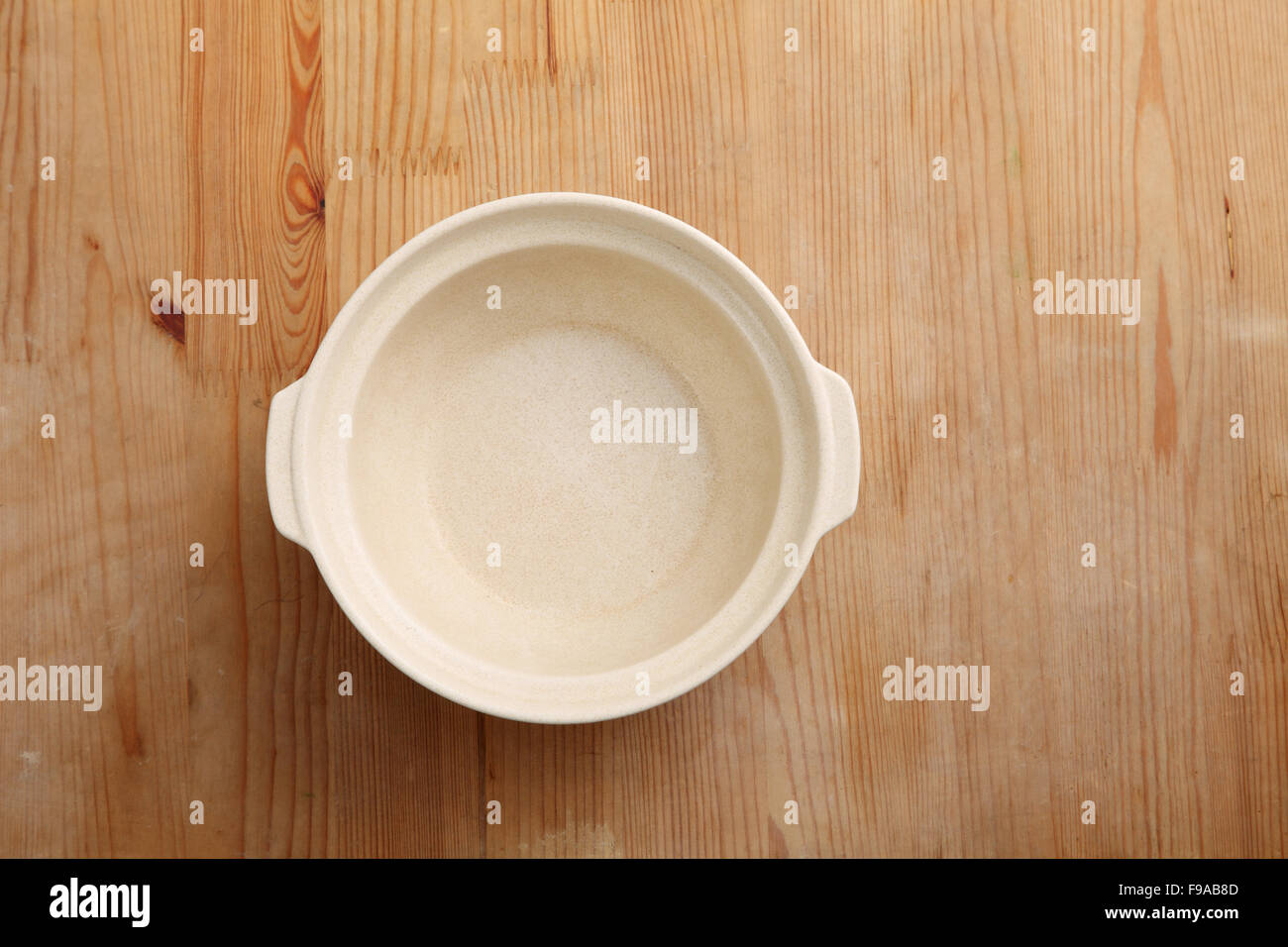chinese empty clay pot on the wooden background Stock Photo - Alamy