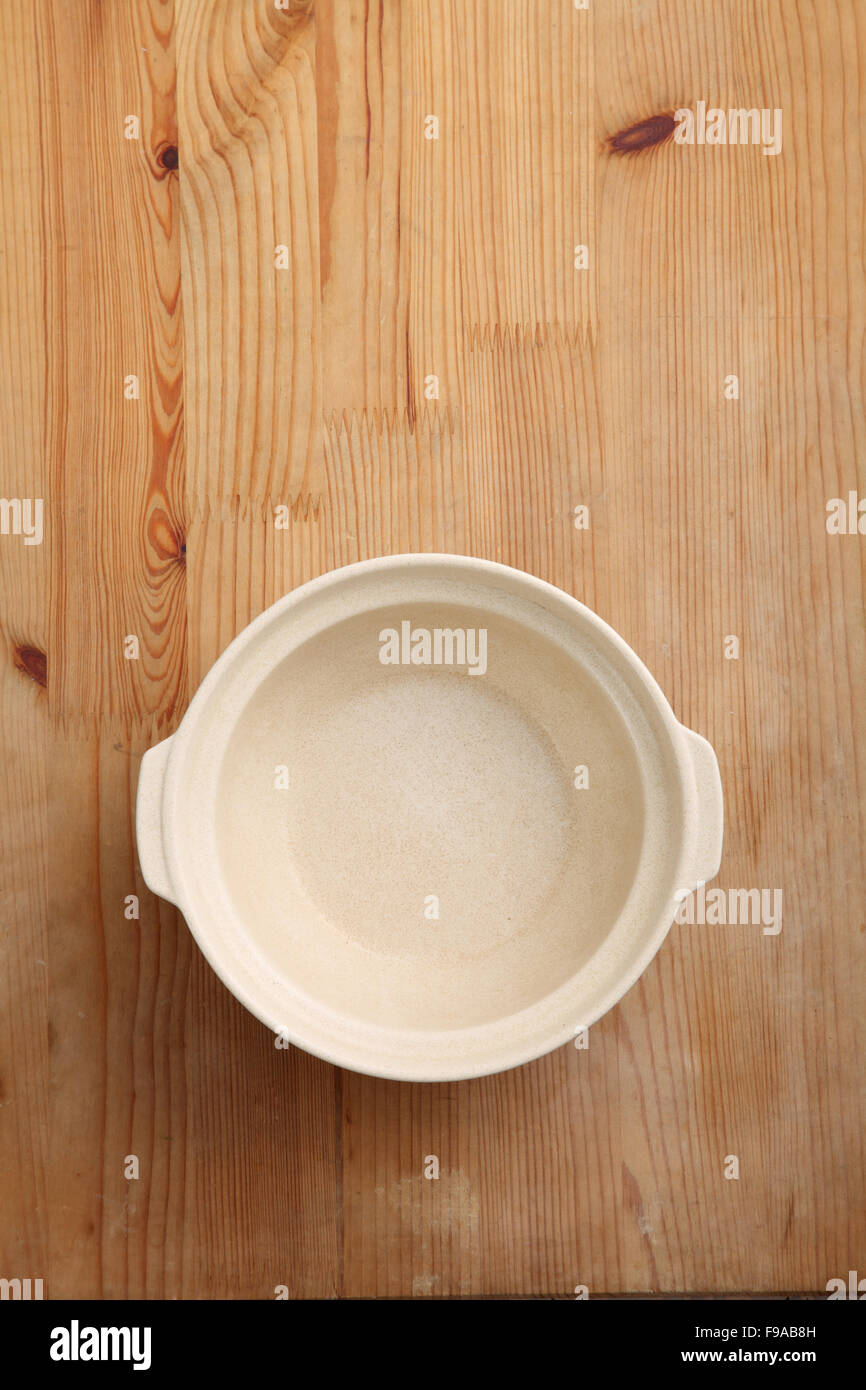chinese empty clay pot on the wooden background Stock Photo - Alamy