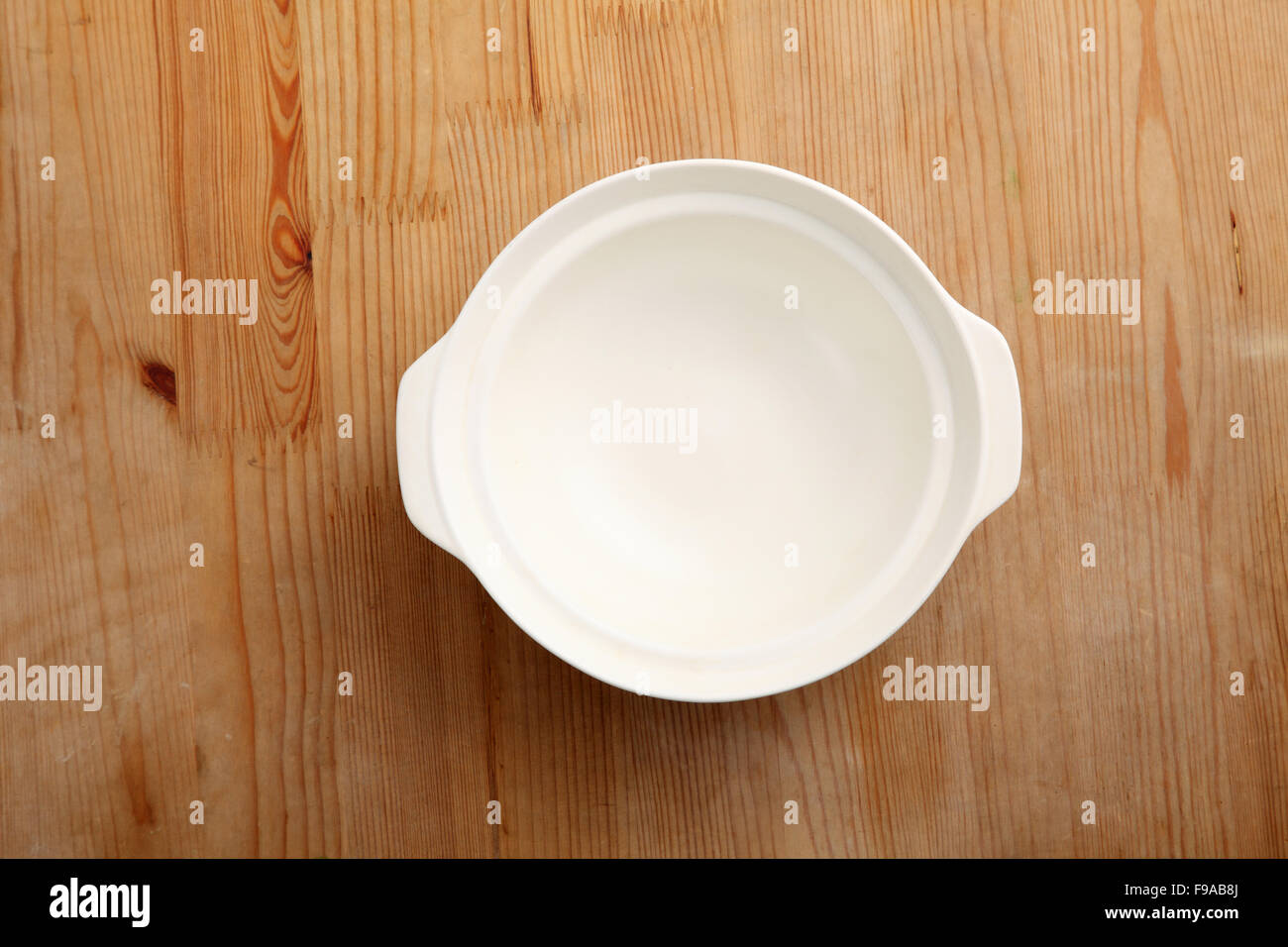 chinese empty clay pot on the wooden background Stock Photo - Alamy