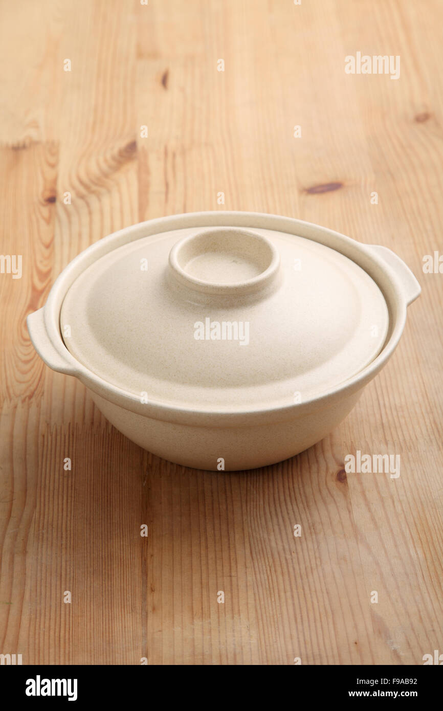 chinese empty clay pot on the wooden background Stock Photo - Alamy