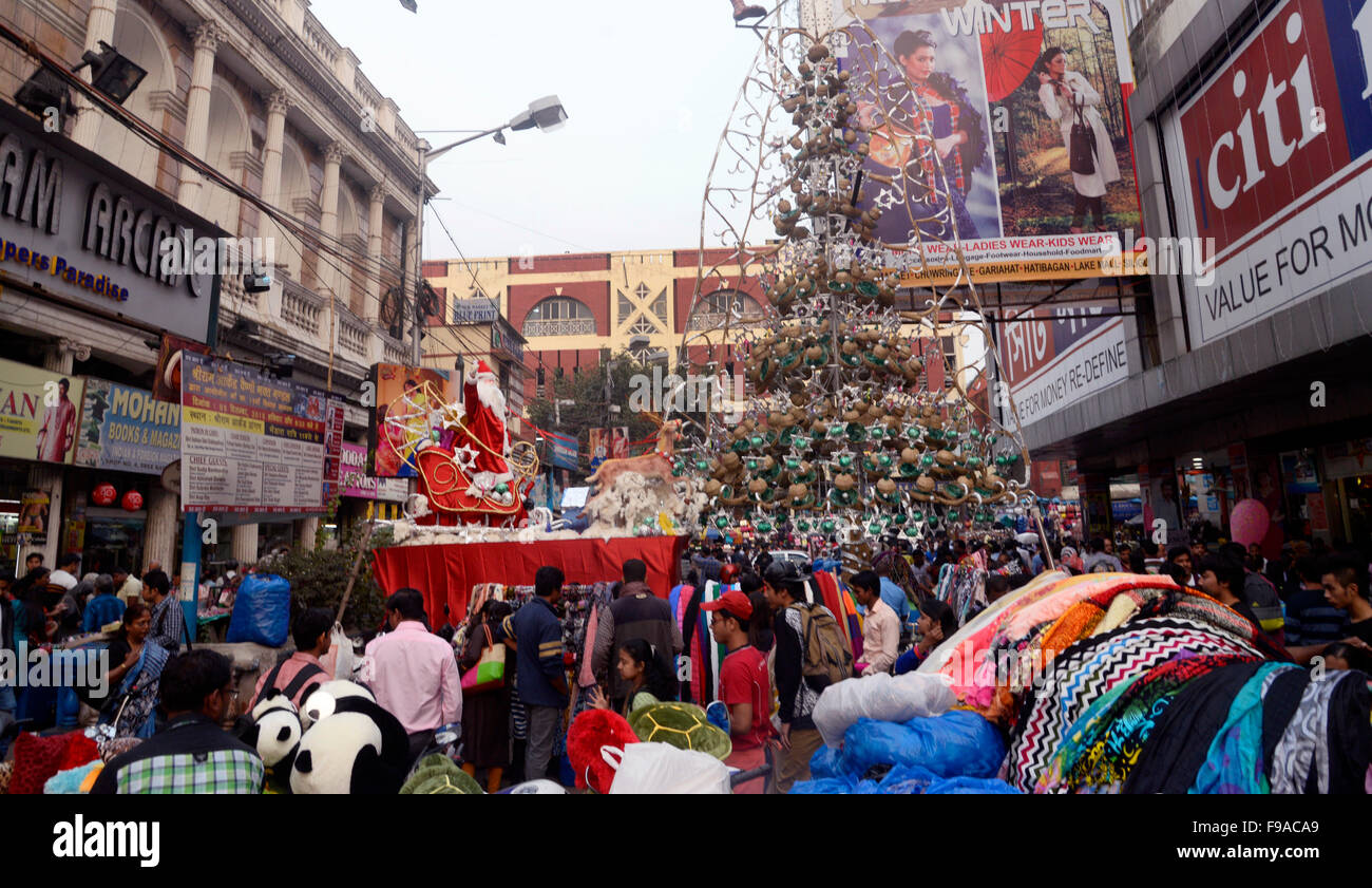 Kolkata, India. 15th Dec, 2015. People prepare for the Christmas ...