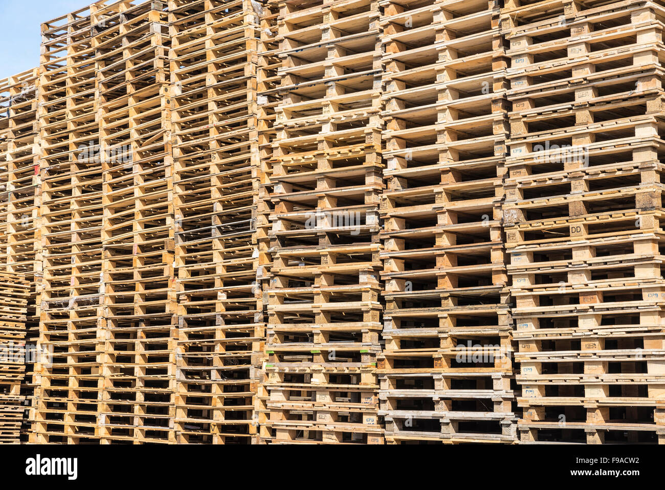 Wooden pallet overlap in warehouse Stock Photo - Alamy