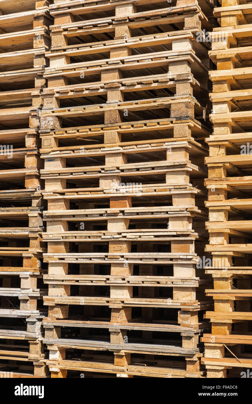 Wooden pallet overlap in warehouse Stock Photo - Alamy