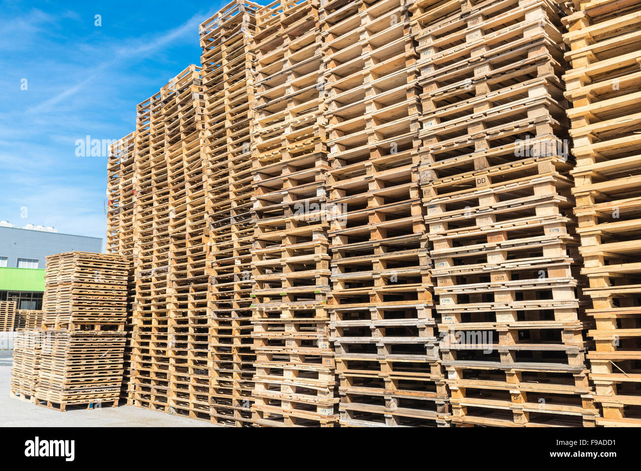 Wooden pallet overlap in warehouse Stock Photo - Alamy