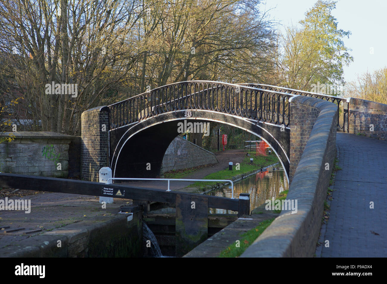 Oxford Canal: lock and iron bridge Stock Photo - Alamy