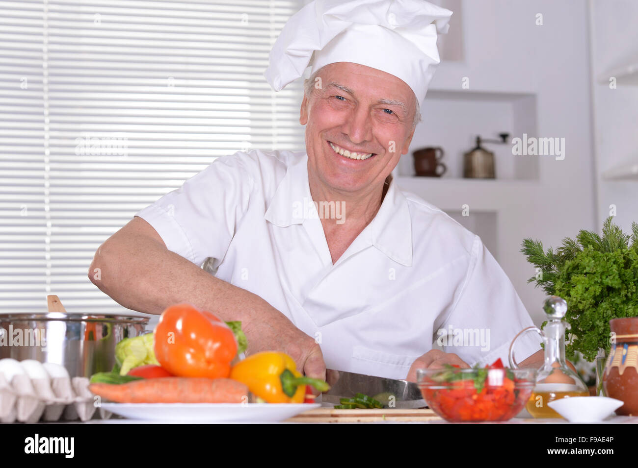 Elderly man chef Stock Photo - Alamy