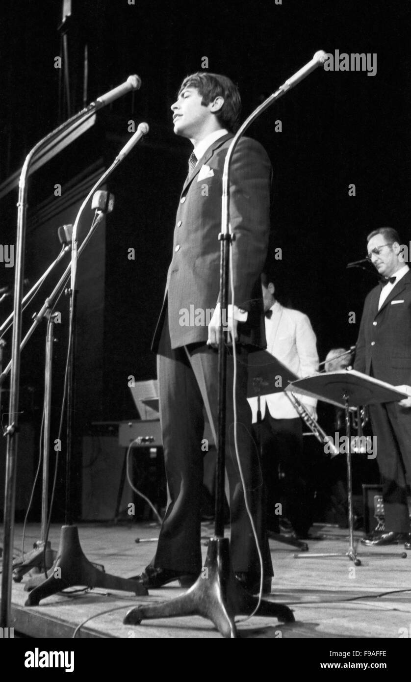 Der deutsche Schlagersänger Roy Black singt in München, Deutschland ...