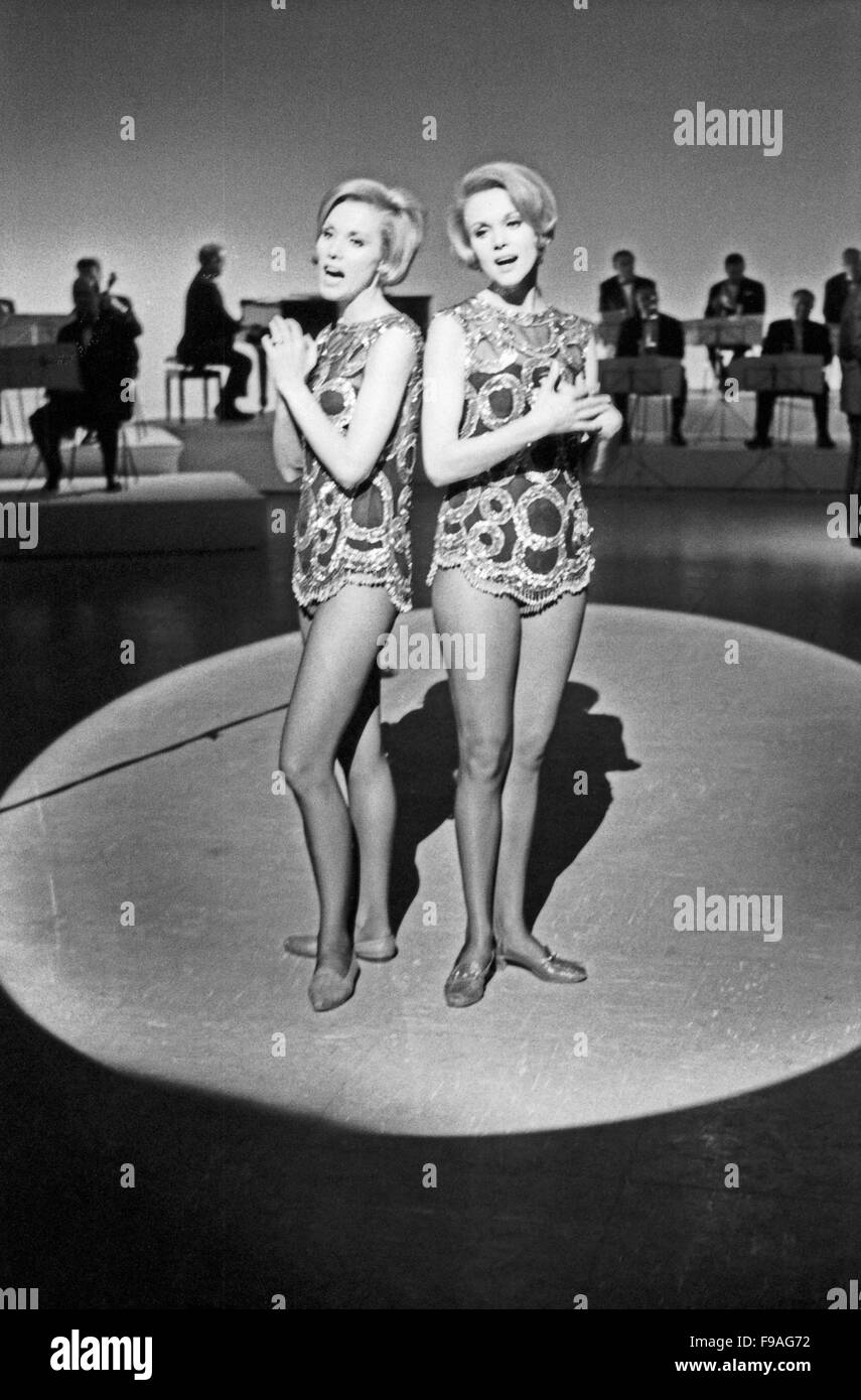 Zwillinge Alice und Ellen Kessler, Deutschland 1960er Jahre. The ...