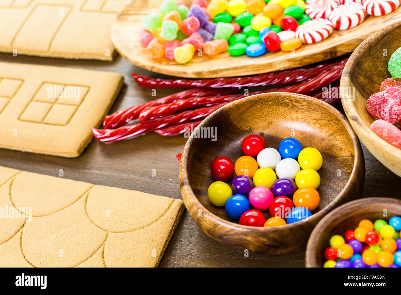 Decorating gingerbread house royal hi-res stock photography and images ...