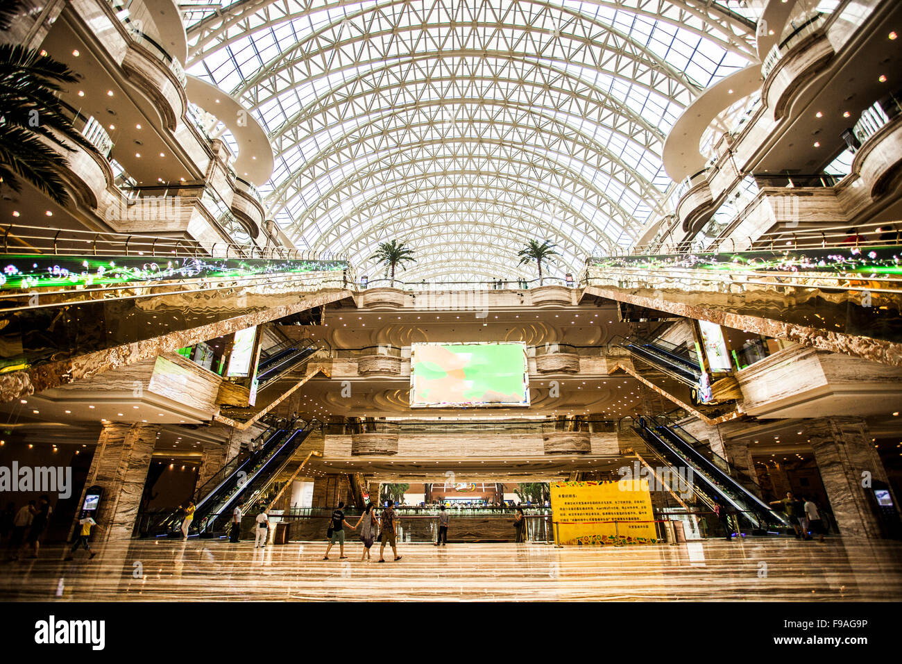 Inside the world's largest building Stock Photo - Alamy
