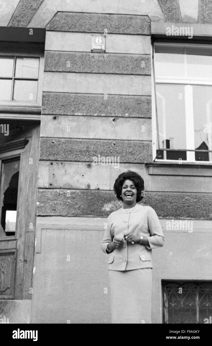 Karibische Schlagersängerin Mona Baptiste am Pündterplatz in München ...