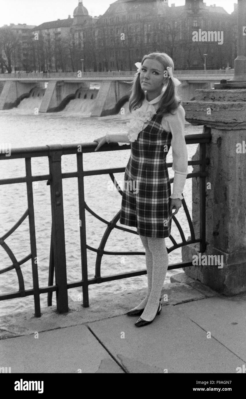 Twen 1960s hi-res stock photography and images - Alamy
