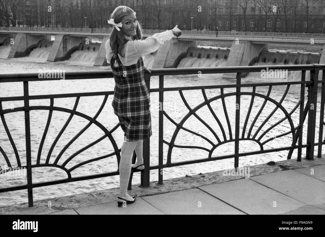 Mit dem Fotomodell Marina unterwegs in München, Deutschland 1960er ...
