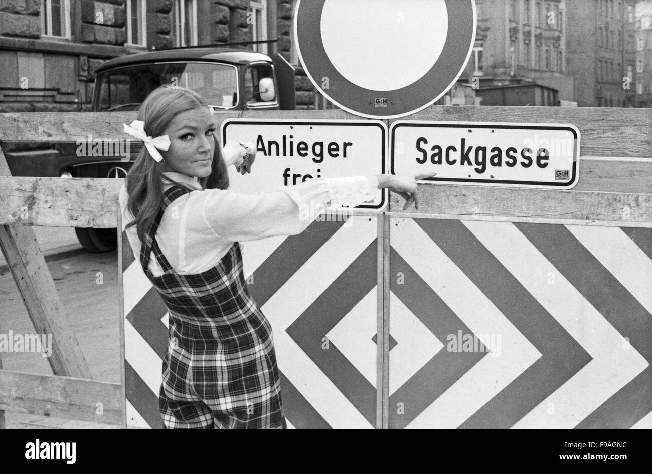 Twen 1960s hi-res stock photography and images - Alamy