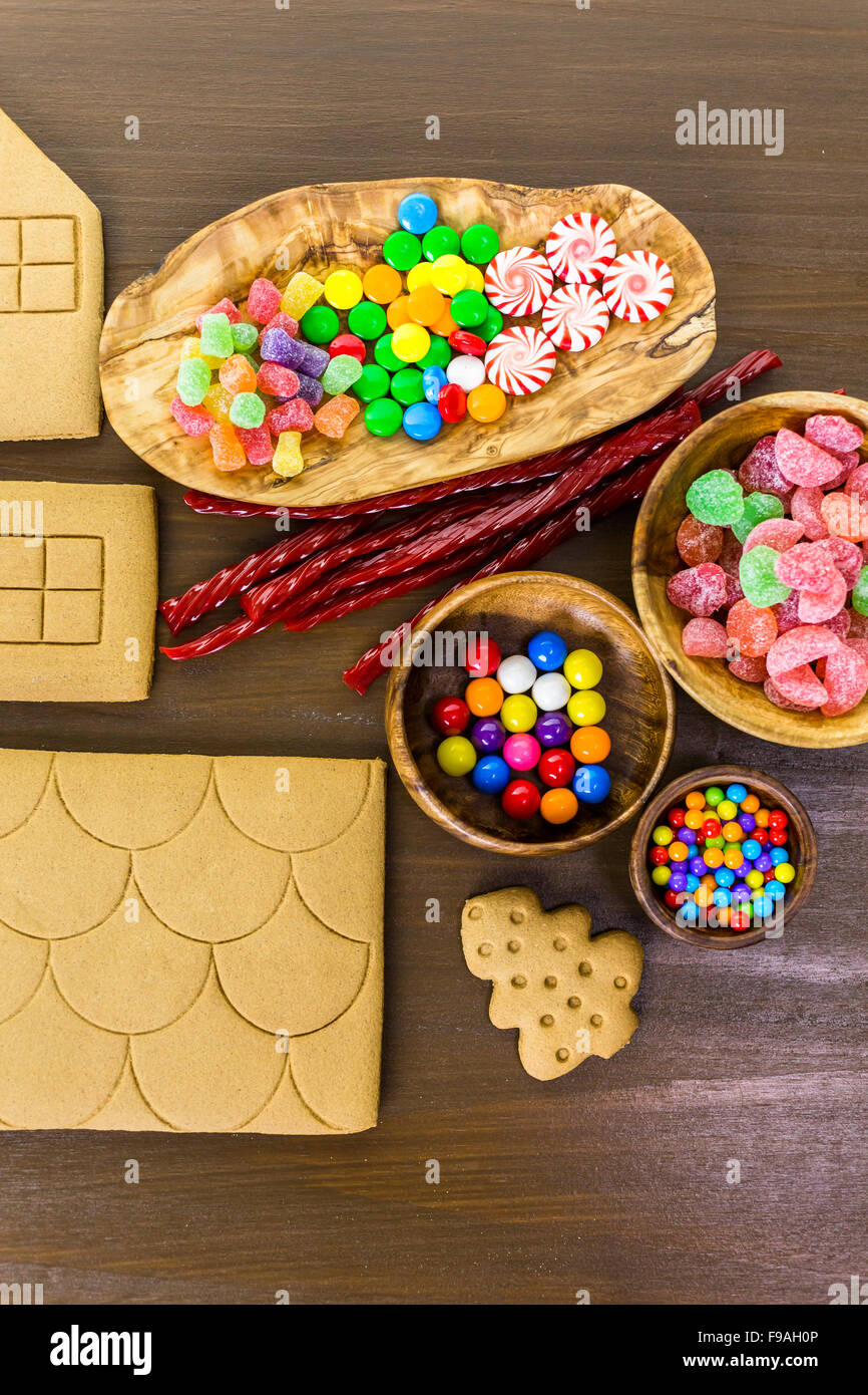 Decorating gingerbread house royal hi-res stock photography and images ...