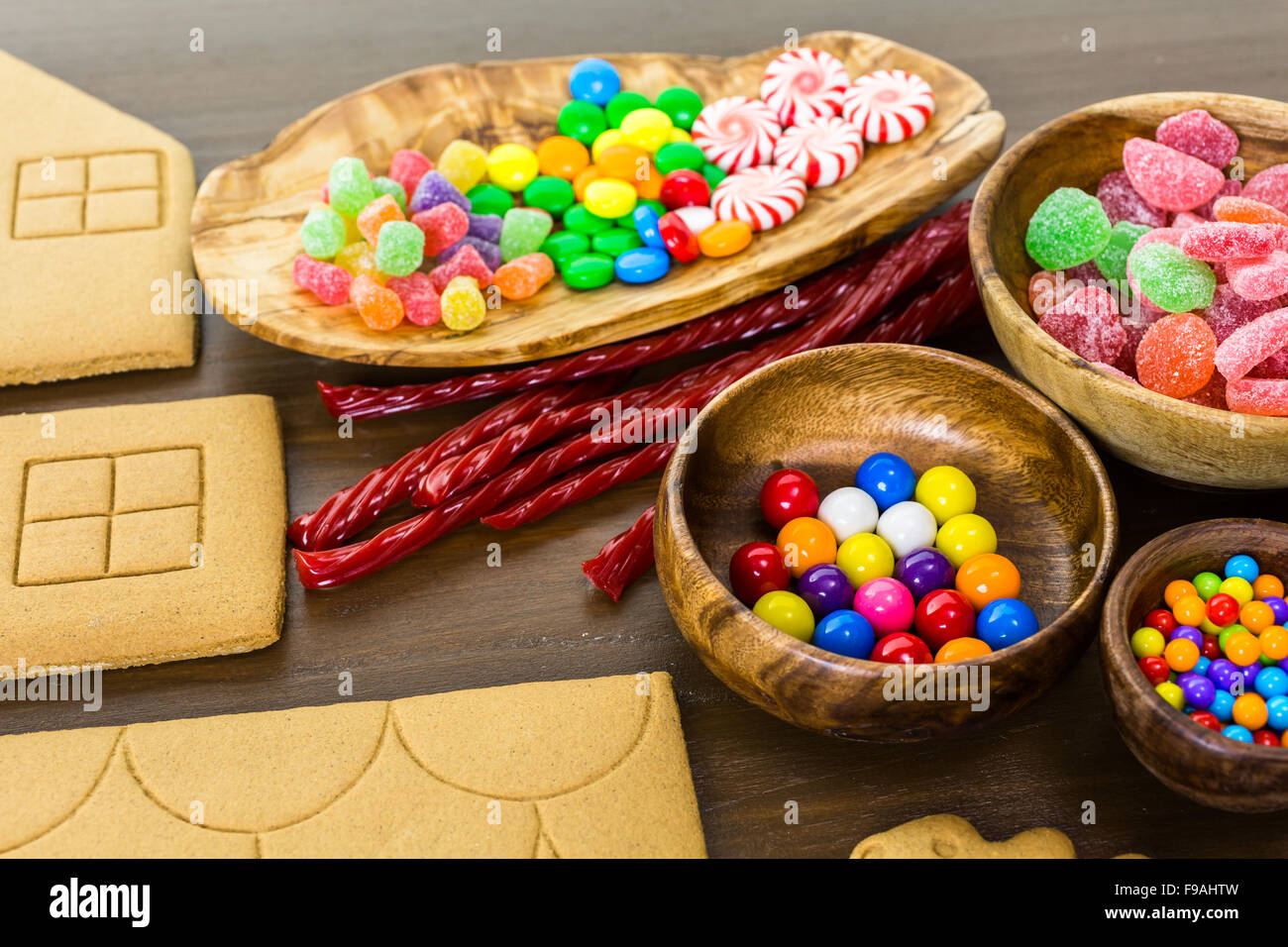 Decorating gingerbread house royal hi-res stock photography and images ...
