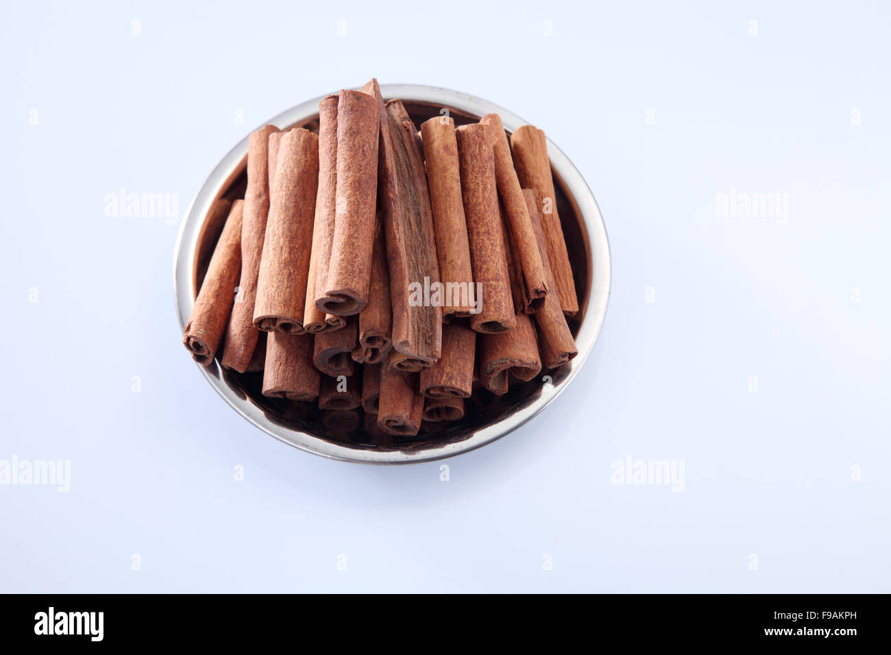 Container of cinnamon stick hi-res stock photography and images - Alamy