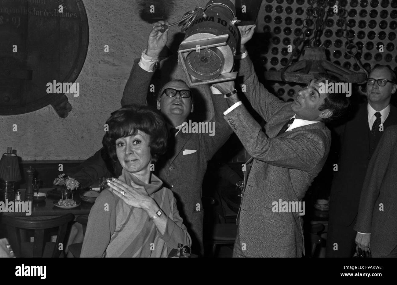 Internationale Sängerin Caterina Valente mit Michael Pfleghar, Eric van ...