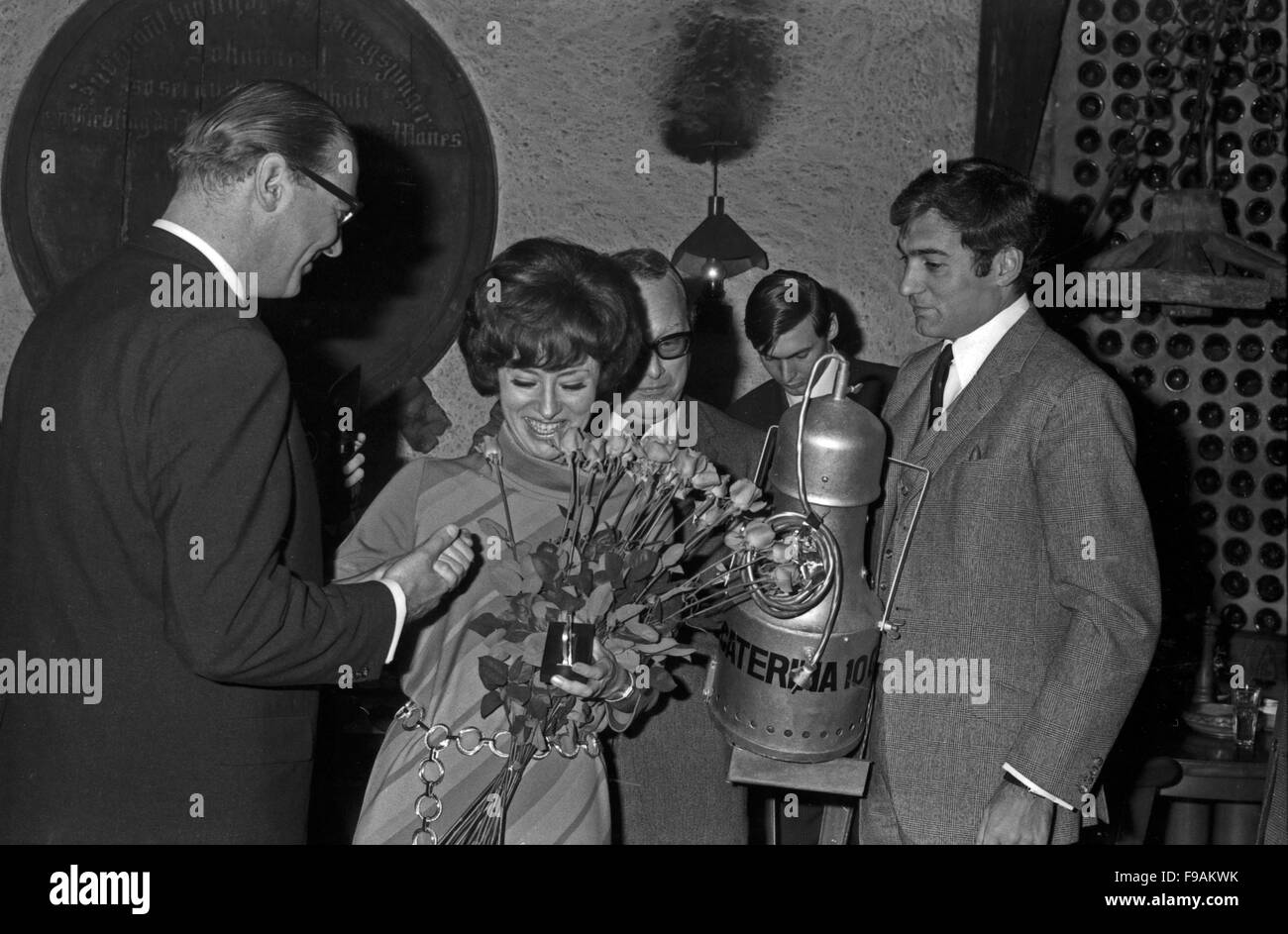 Internationale Sängerin Caterina Valente mit Michael Pfleghar, Eric van ...