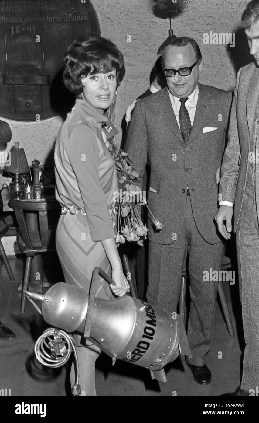 Internationale Sängerin Caterina Valente mit Michael Pfleghar, Eric van ...