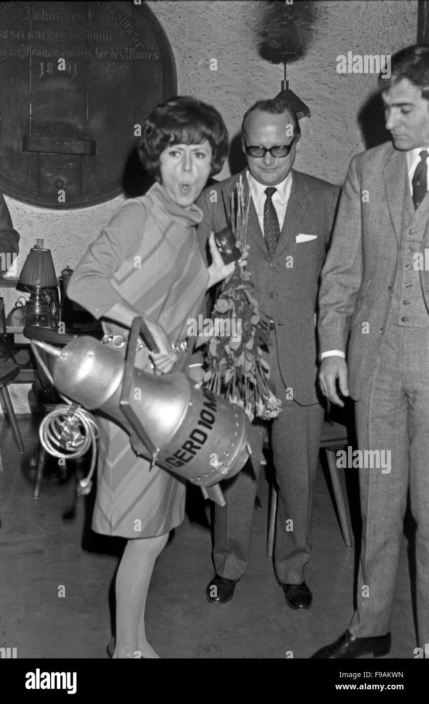 Internationale Sängerin Caterina Valente mit Michael Pfleghar, Eric van ...