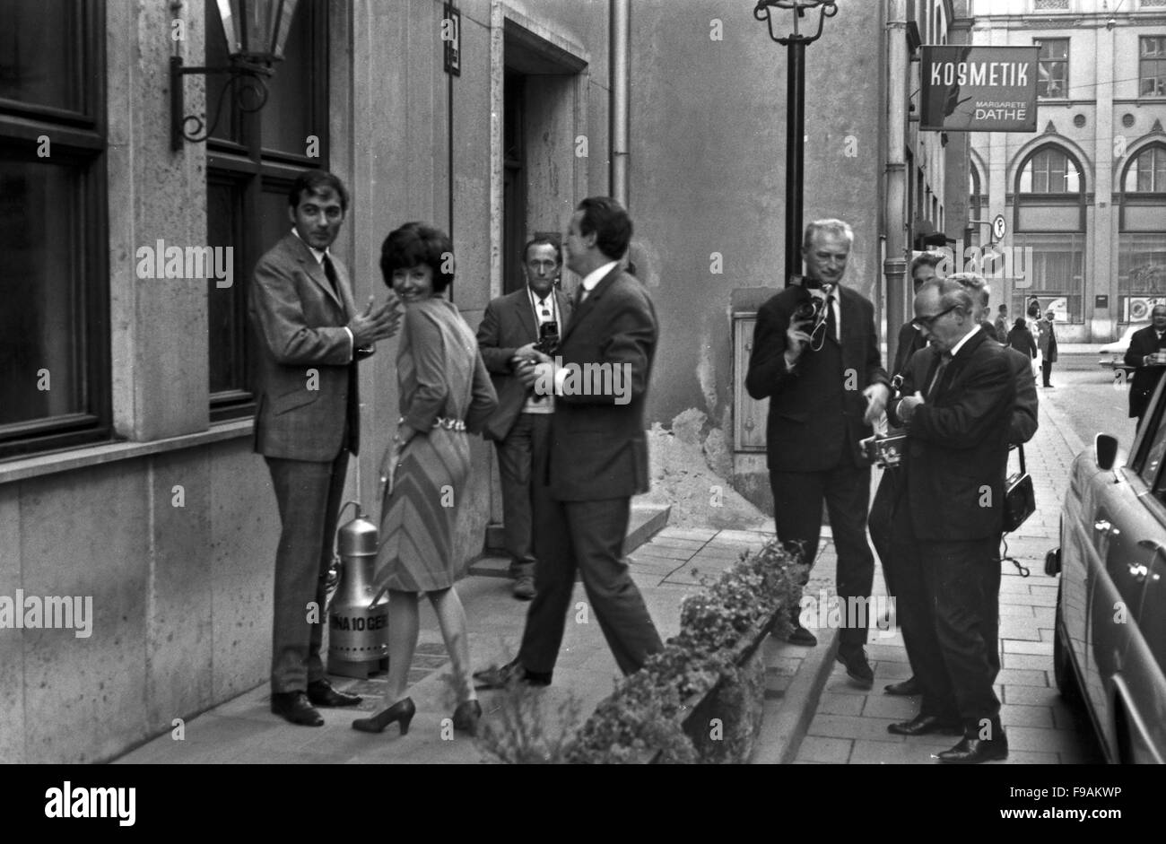 Internationale Sängerin Caterina Valente mit Michael Pfleghar, Eric van ...