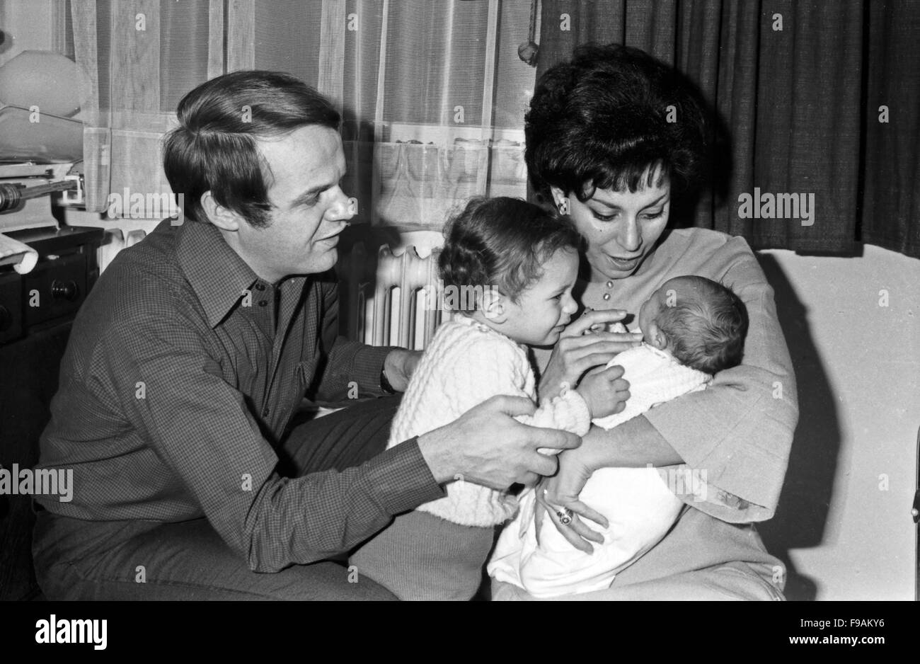 Singer 1960s children family hi-res stock photography and images - Alamy