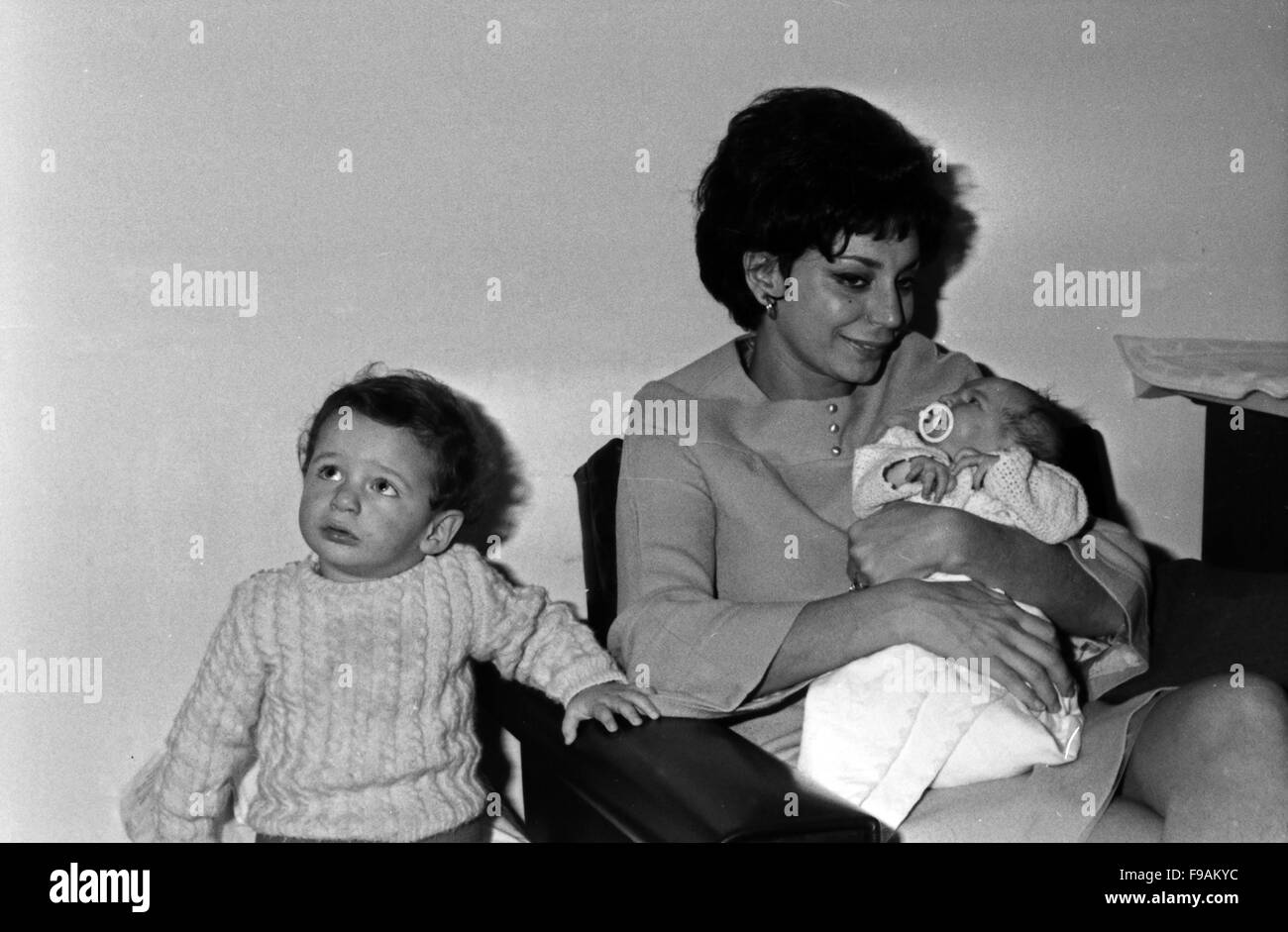 Israelische Schlagersängerin Carmela Corren mit Baby, Deutschland ...