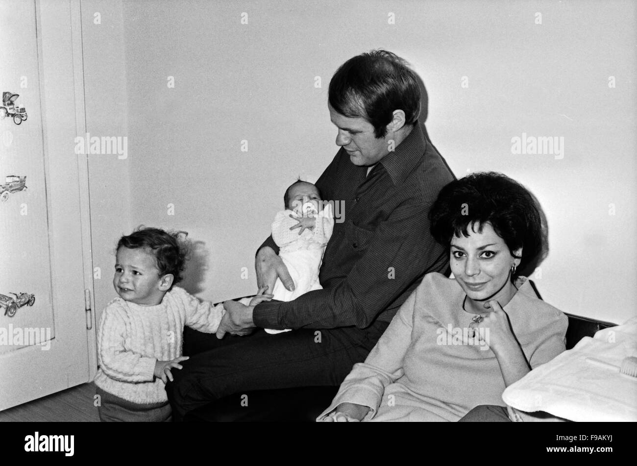 Israelische Schlagersängerin Carmela Corren mit Ehemann Horst Geifer ...