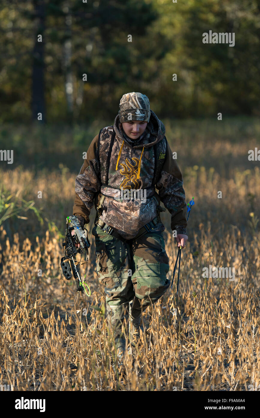 Bowhunter hi-res stock photography and images - Alamy