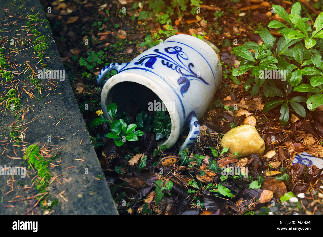 Broken pot garden hi-res stock photography and images - Alamy