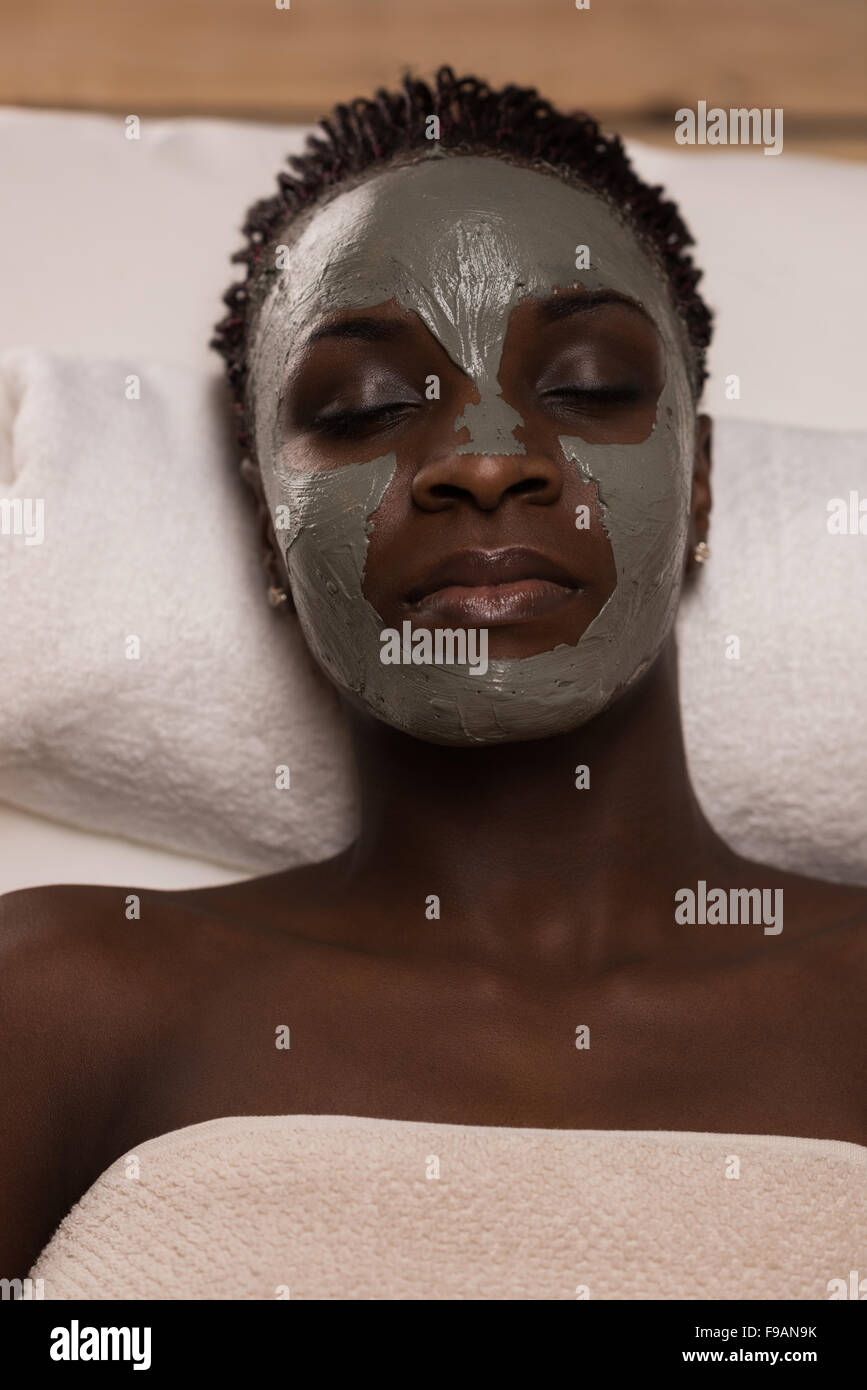African beauty woman getting mud mask at spa Stock Photo - Alamy