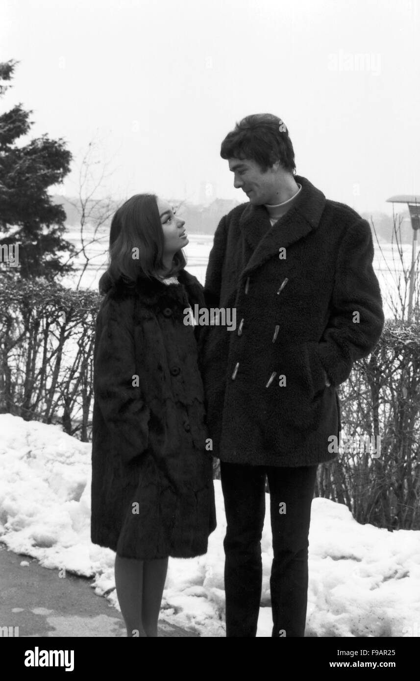 Der britische Popsänger Don Fardon und Fotomodell Regina Latone in ...