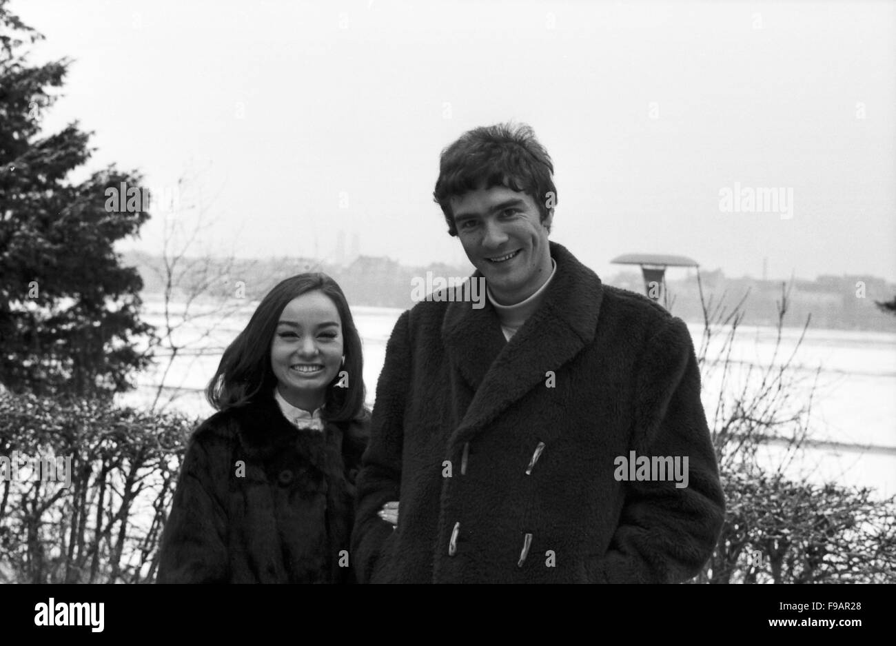 Der britische Popsänger Don Fardon und Fotomodell Regina Latone in ...