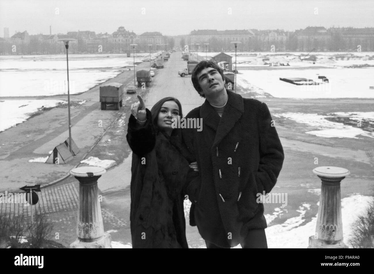 Der britische Popsänger Don Fardon und Fotomodell Regina Latone in ...